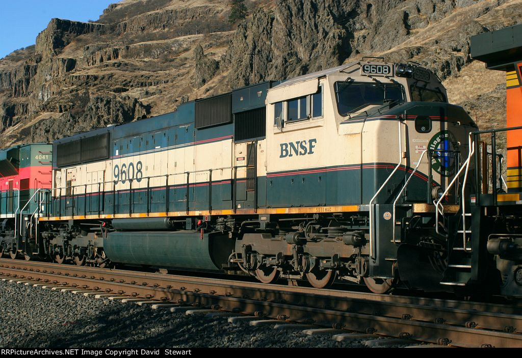 BNSF SD70MAC 9608